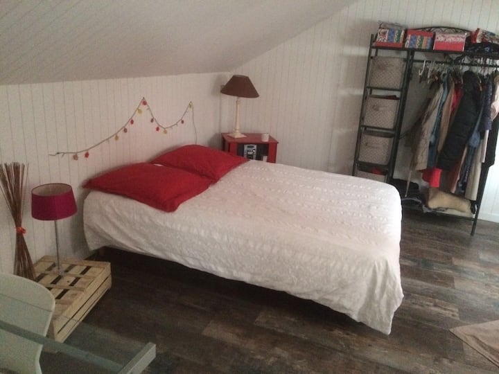 Chambres Mansardées , Pour Deux Ou Trois Personnes Dans Maison Cossue , Proche Centre Ville... Salle De Bain Partagée ...
Petit Déjeuner Français ! - Angoulême