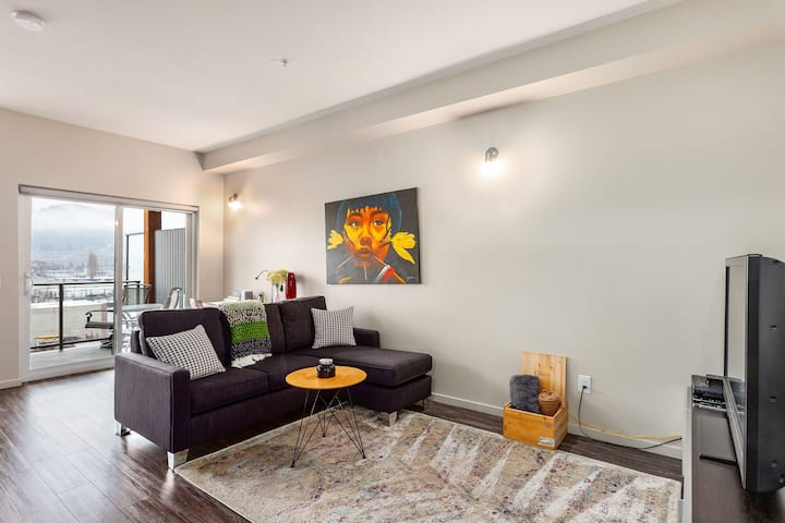 Top Floor Modern Getaway For Four - Kelowna