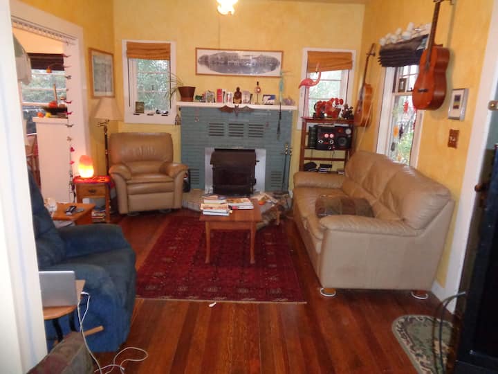 Cozy Room W/ Private Entrance, Bath, Parking + A/c - Grass Valley, CA