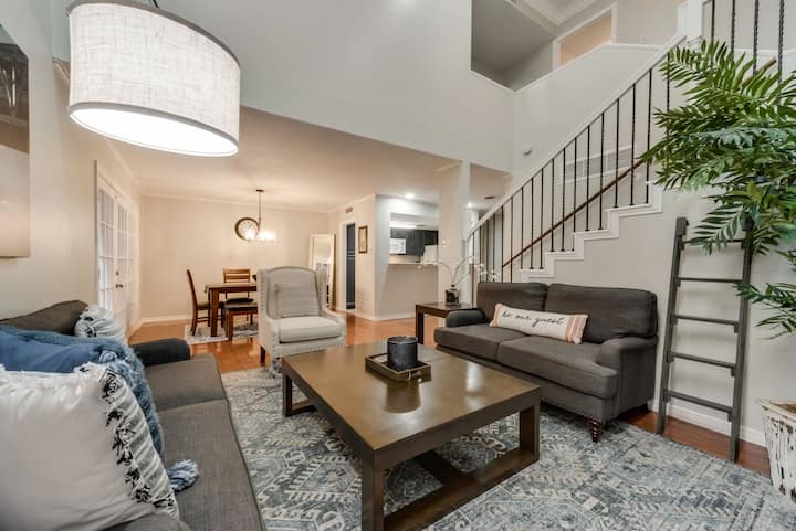 Spacious Private Retreat Minutes From Attractions! - Bedford, TX