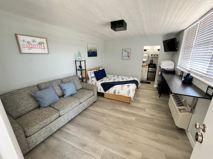Beach Access Open! Remodeled Studio! - Daytona Beach, FL