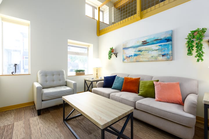Roomy Downtown Two Bedroom - Billings, MT