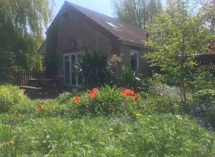 Charming Country Retreat -Lakeview Cottage-hot Tub - Wisbech