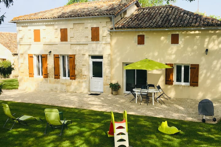 Swim Spa Jacuzzi, Gîte La Belle Pierre Charentaise - Château de Beaulon