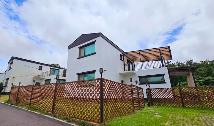 두가족이독립된공간을사용할수있는2층독채/반려견동반가능/4면펜스/제주한달살이에최적의위치와공간 - Jeju-si