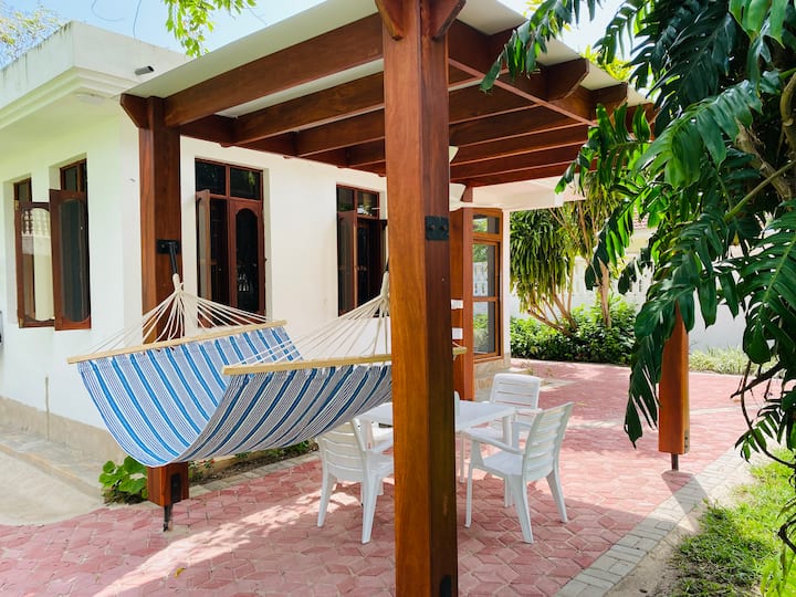 Bahari Breeze: Renovated Self Contained Cottage - Dar es Salaam