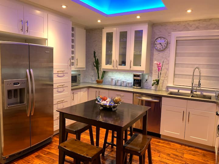 Gem Of Toronto 4 Brms Stylish Home W Free Parking - Toronto