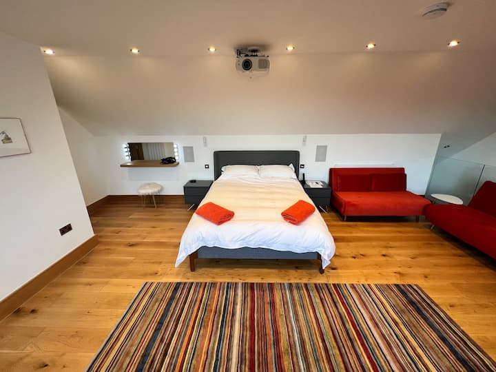Large Contemporary Flat Sleeps 4 With 100 Inch Tv - Bristol