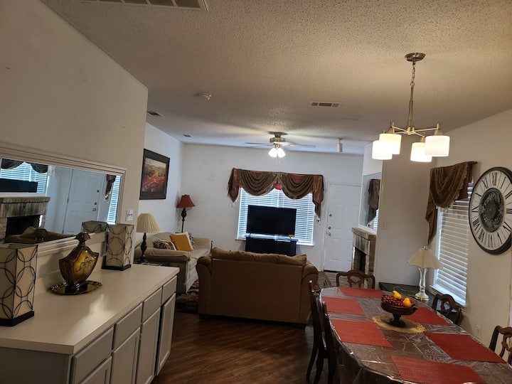 House Of Comfort, A 4 Bedroom Centrally Located. - DeSoto, TX