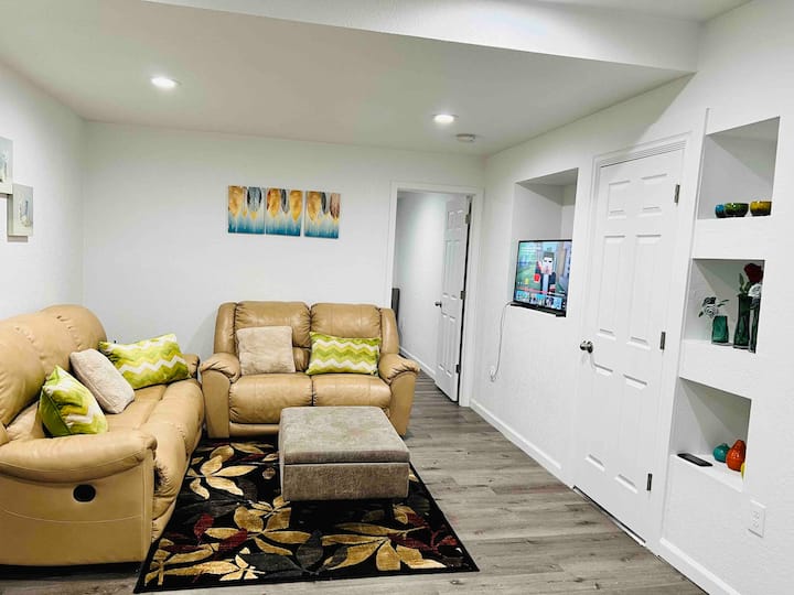 Stylish & Spacious Private Walk Out Basment - Aurora, CO