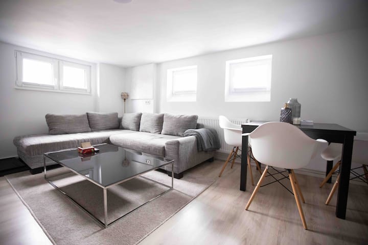 80qm - 4 Rooms - Wifi - Free Parking - Basement - Hannover Airport (HAJ)