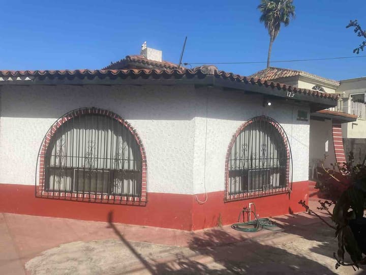 Casa Amplia, Céntrica Y Con Amplio Estacionamiento - Ensenada