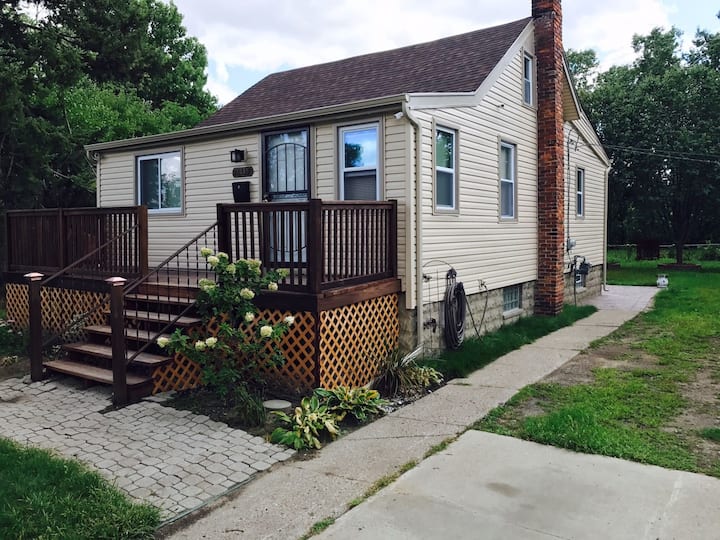 Furnished House Minutes From Downtown Dearborn - Westland, MI