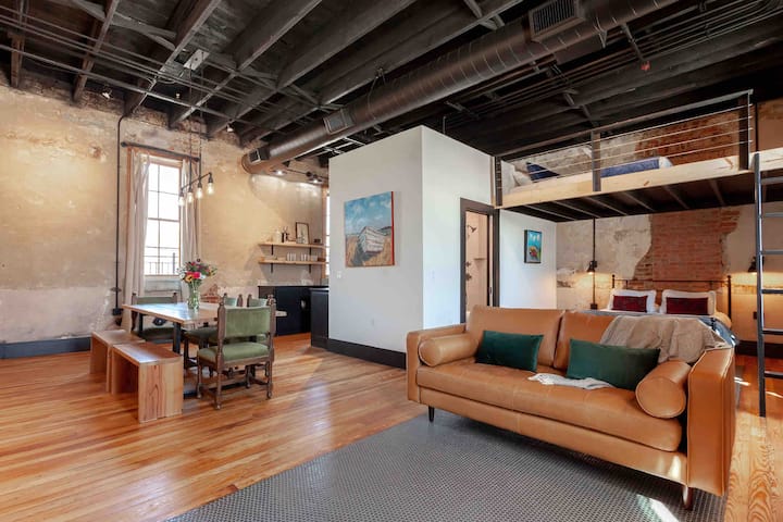 Upscale-historic 3 Bedroom Loft - Heber Springs, AR