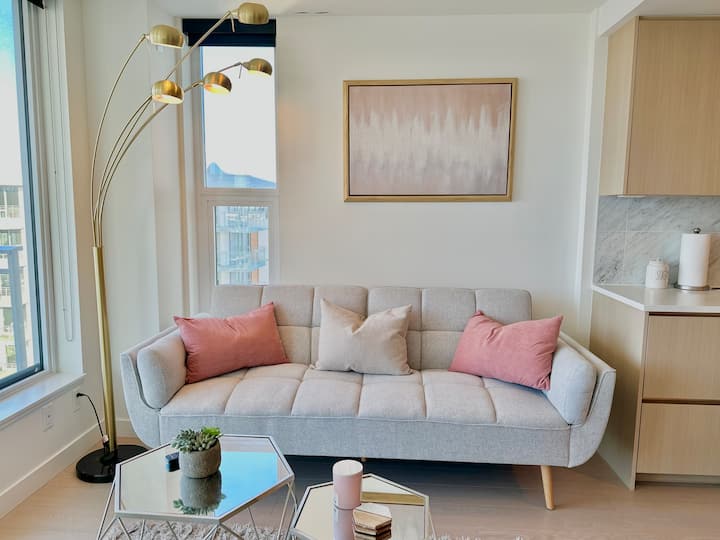 Mountain Views 1 Bd + Den Close To Yvr/dt Skytrain - Vancouver
