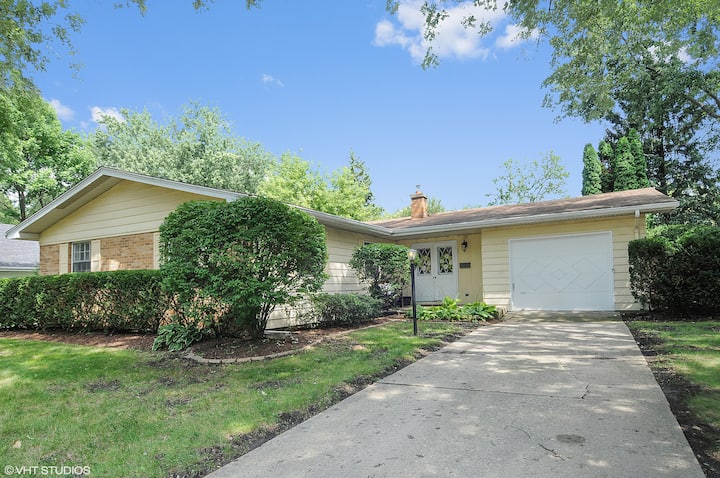 Professionally Sanitized - Downtown Naperville - Three Bedroom Retreat - Wheaton, IL