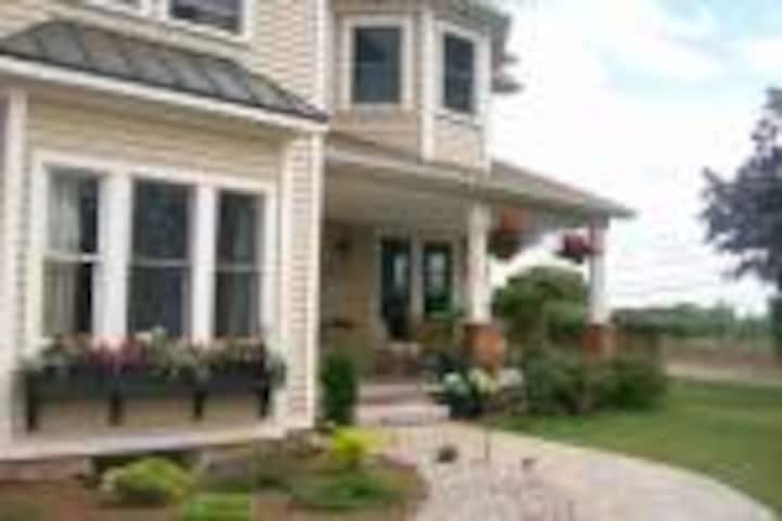 King, Ensuite With Country Views At Dicksons B&b - Niagara-on-the-Lake