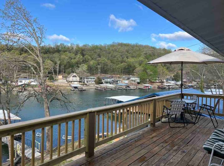 Scarlet Oak Circle Lake House - Sunrise Beach, MO