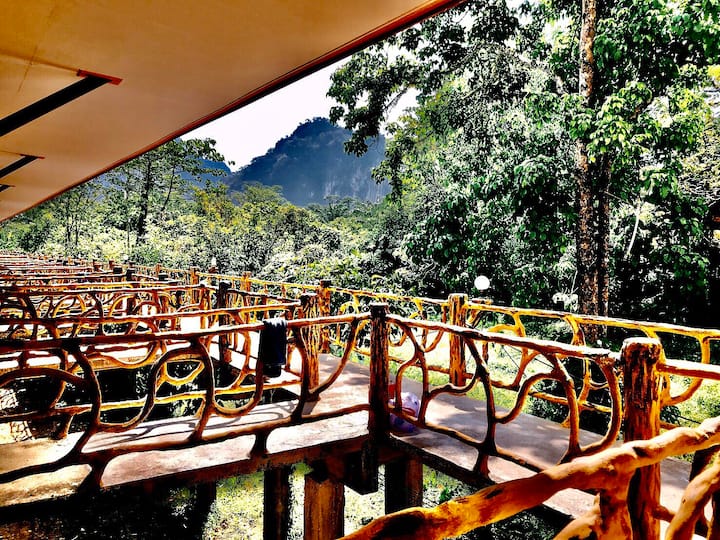 Khao Sok Smiley Bungalow’s -