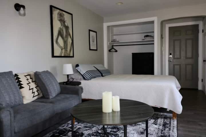 Cincinnati Themed, Historic Big Sky Apartments! - Cincinnati, OH