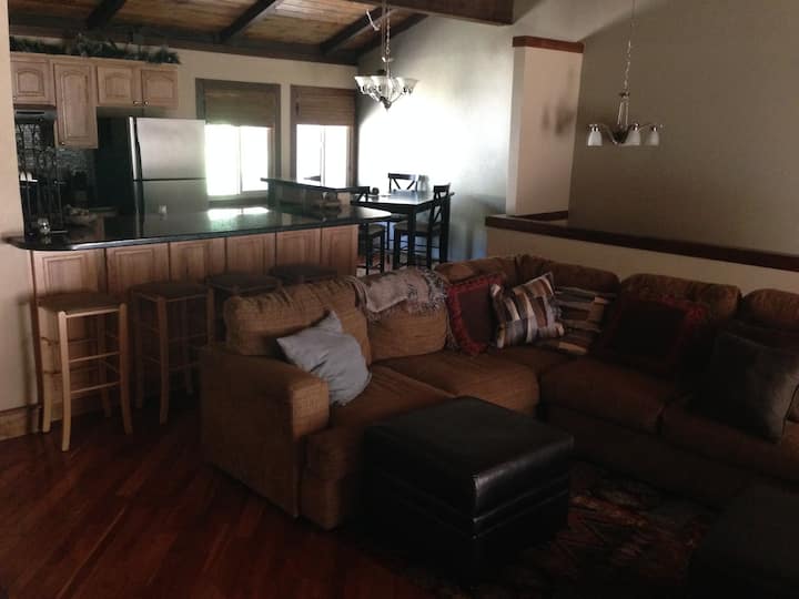 Modern Deluxe 4 Bd / 3. 5 Ba Condo, A Poca Distancia De Tiendas Y Restaurantes - Carson City, NV