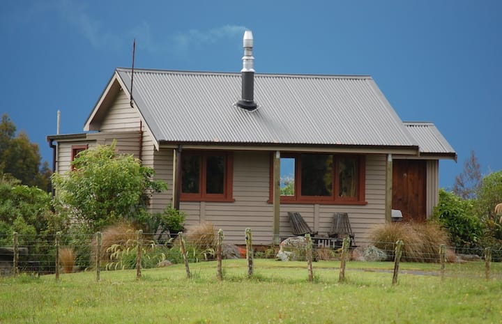 The Hut @ Wood Pigeon Lodge With Stunning Views - National Park - New Zealand