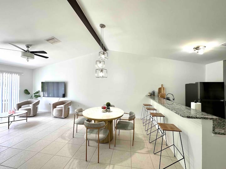 Sunny 2b 2ba Villa W/ 65” 4k Tv & Amenities - Port Charlotte, FL