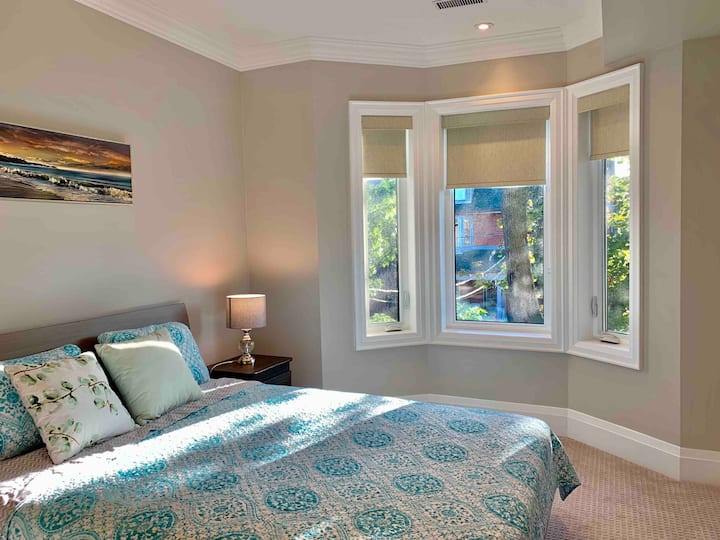 Spacioustwo Bedrooms & Two Baths In Little Italy - Toronto