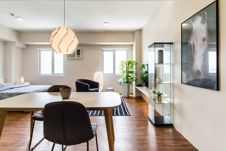 1205 Executive Studio W/ City Views In Bgc North - Taguig