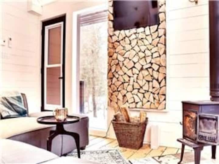 Urban Chalet Steps From Ski Hill - Saint-Sauveur