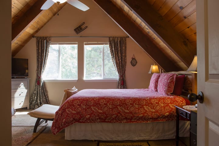 Peaceful Chalet In The Highland Woods - Lake Tahoe