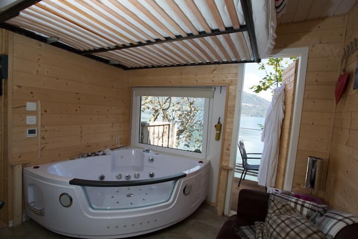 Treehouse with extendable jacuzzi and lake view