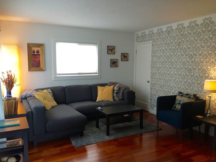 Woodlawn Cottage: Modern 2-br Near Dekum Triangle - Portland, OR