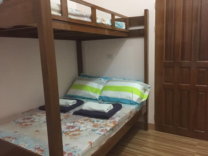 Anne’s Ville 5 W/ Fiber Internet & Gated Parking - Daraga