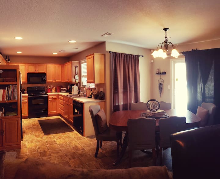 Welcoming Retreat Heart Of Lawrence |Monthly-deals - Lawrence, KS