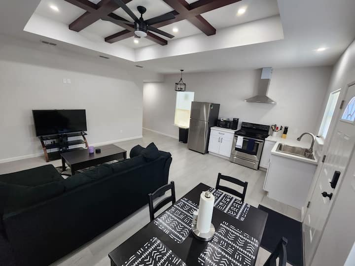 The House With The Blue Door. - 麥卡倫