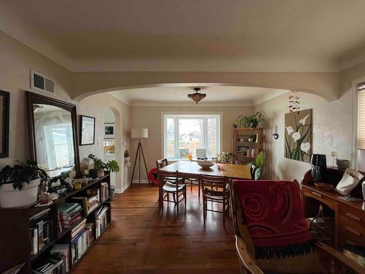 Cozy + Calm Retreat - Cedar Rapids, IA