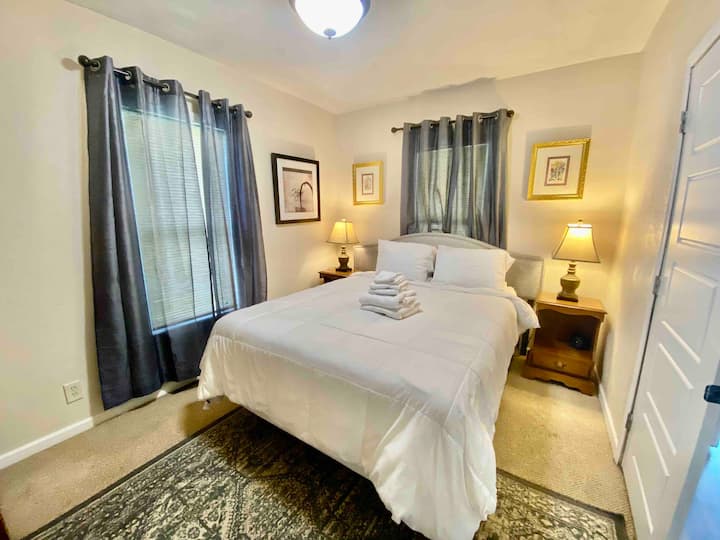 Home Away From Home 4 Bedroom & 2 Bathrooms - Toledo, OH