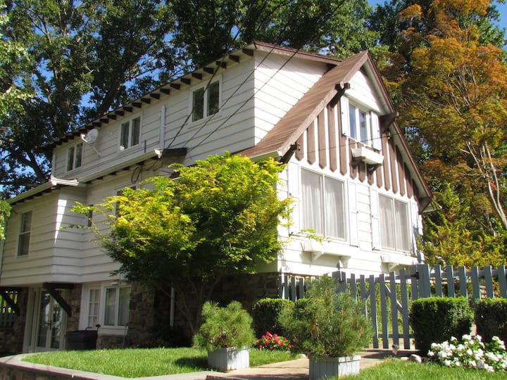 Sparta, Nj - Lakeside Retreat - Lake Hopatcong, NJ