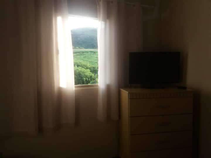 Quarto Confortável Para Solteiro, Com Linda Vista! - Caldas