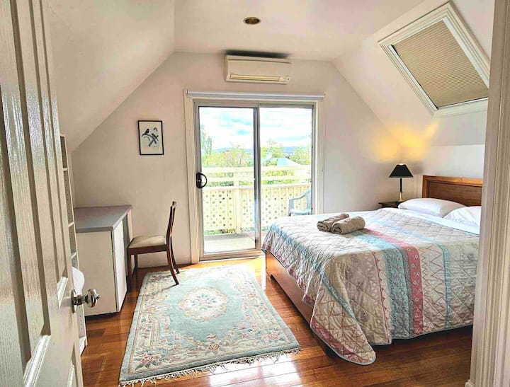 Central Cottage, 2-3 Bedrooms,
With Garage - Launceston