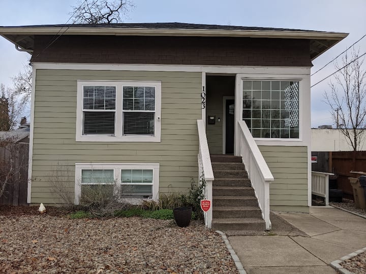 Charming 3 Bedroom With Fenced Backyard - Albany, OR