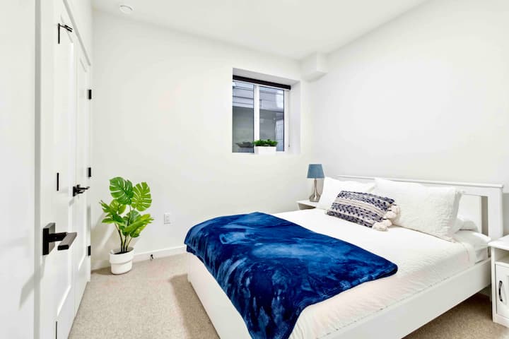 Luxurious & Stylish 2br P/suite, Near Vancouver - Langley
