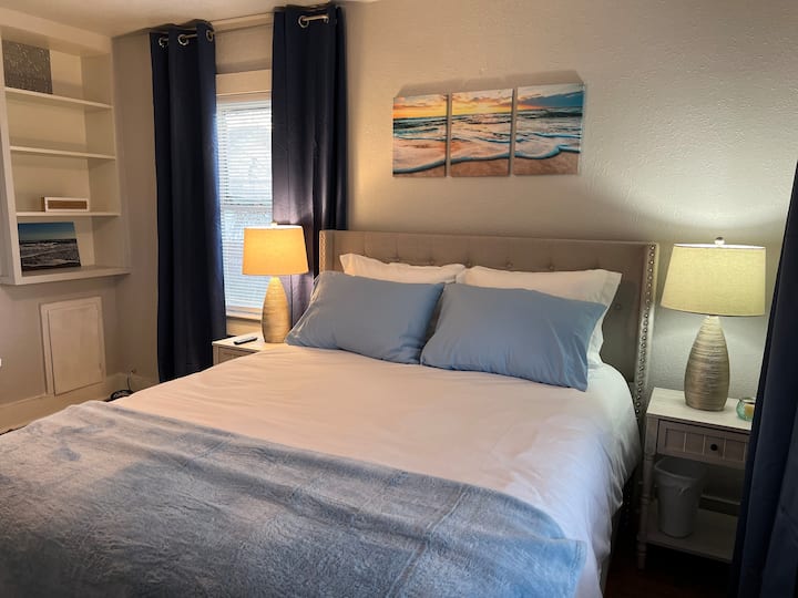 Cozy, Clean And Secure 2 Bedroom Cottage - Roswell, NM
