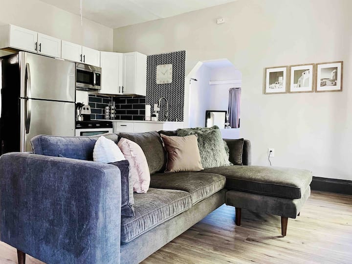 Suite Home Indiana #3 |King 1bd/1ba Apartment - 에번즈빌