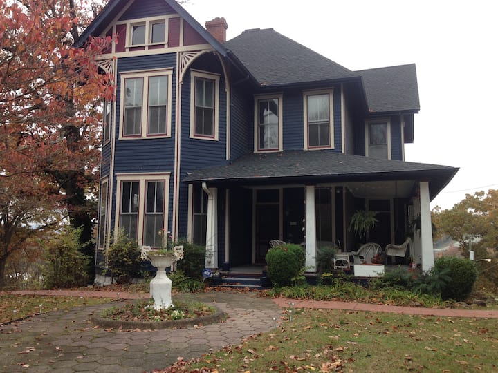 Charming Northshore Victorian - Chattanooga, TN