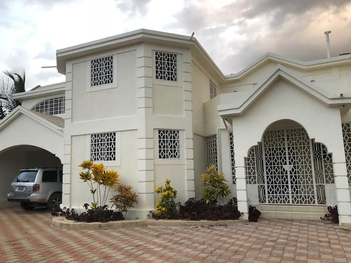 Villa Coquillage Sleeps 23 In Jacmel W/breakfast - Haiti