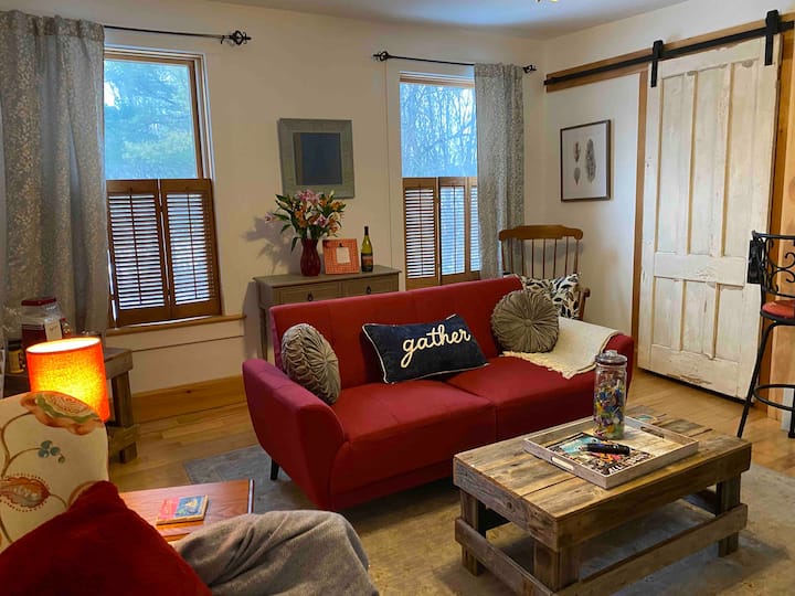 Victorian 2 Bedroom Apt., Johnson Village - Vermont