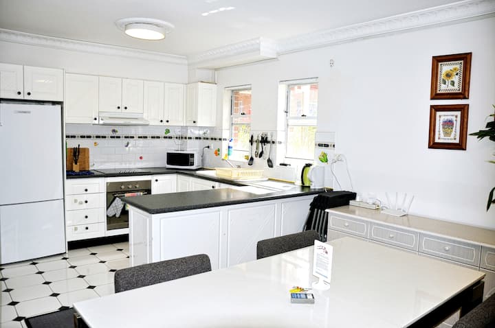 Comfy & Spacious Stay • Near Train & Airport - Penshurst