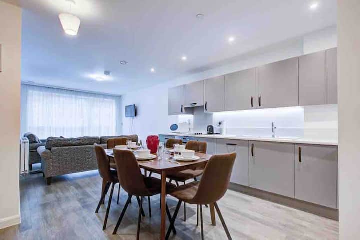 Luxury 2 Bed Flat In A New Block In East Acton - London